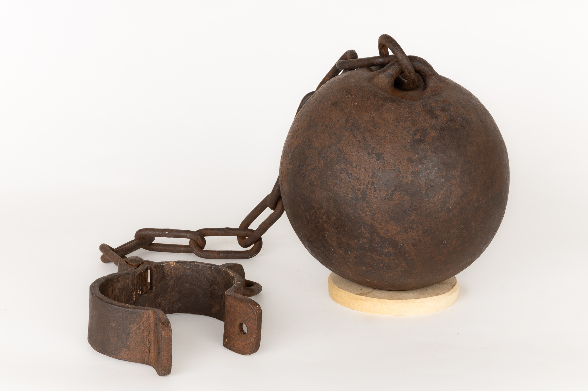 Bola de ferro com corrente (instrumento de castigo) - Museu Afro Brasil